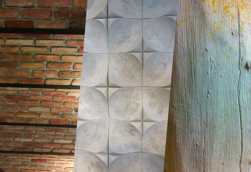 Use of fibrous plaster to imitate materials · Rouveure Marquez